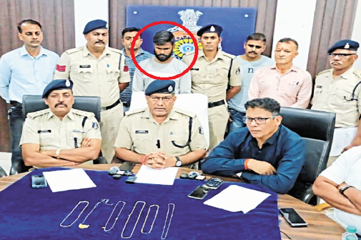 CG Crime News: महिला ने चेन-स्नेचर को 2 बार जमीन पर पटका, भागा फिर कपड़े बदलकर दोबारा आया लेकिन ...