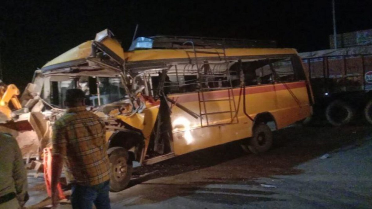 CG bus accident: तेज रफ्तार बस ने ट्रक को मारी टक्कर, खलासी समेत 2 की मौत, 7 यात्री भी घायल | CG ...
