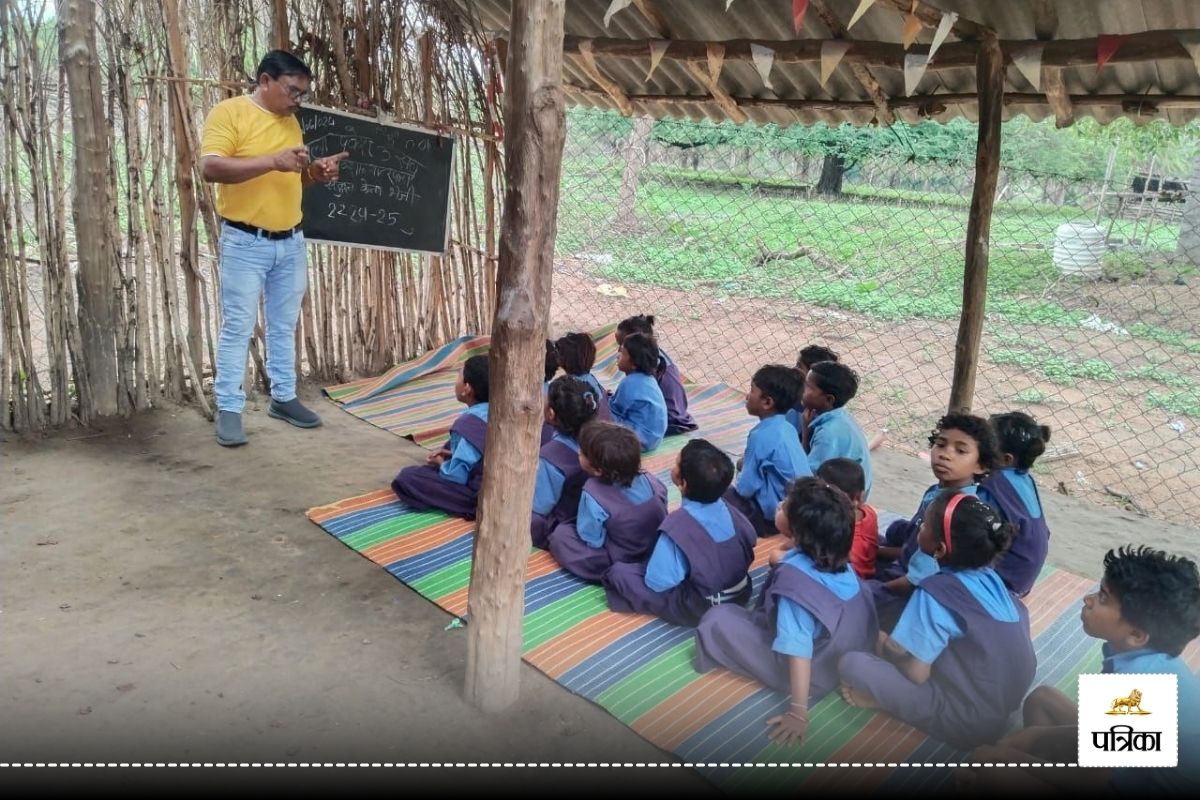 CG School News: सुकमा में शिक्षा व्यवस्था का बुरा हाल! झोपड़ी में बच्चे गढ़ रहे भविष्य, न ही ...