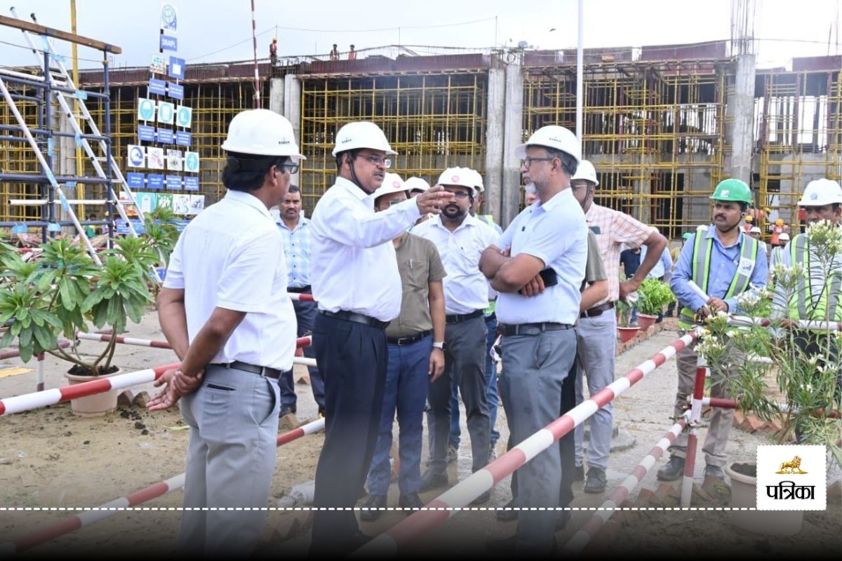 महाकुंभ की तैयारियों को जायजा लेने प्रयागराज रेलवे स्टेशन पहुंचे उत्तर ...