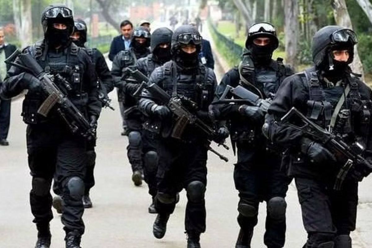 NSG Commando: अयोध्या की सड़कों पर उतरे ब्लैक कैट कमांडो, एक घंटे तक ...