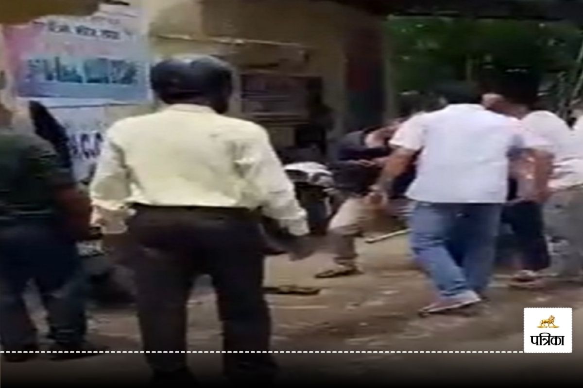 UP Police रिक्शा चालक को डंडे से पीटने वाला पूर्व मंत्री का बेटा ...