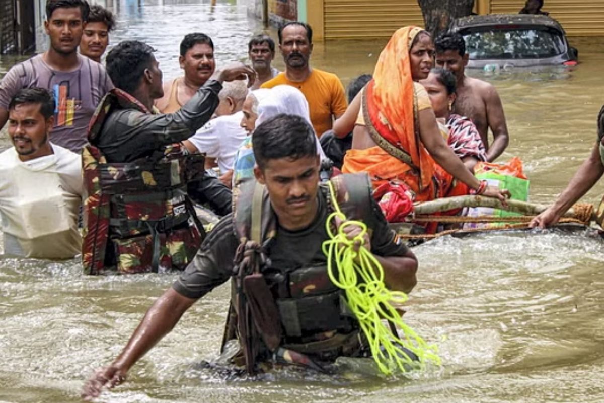 Flood In UP: बाढ़ से मचा हाहाकार, सैकड़ों गांव प्रभावित,सरयू, राप्ती ...