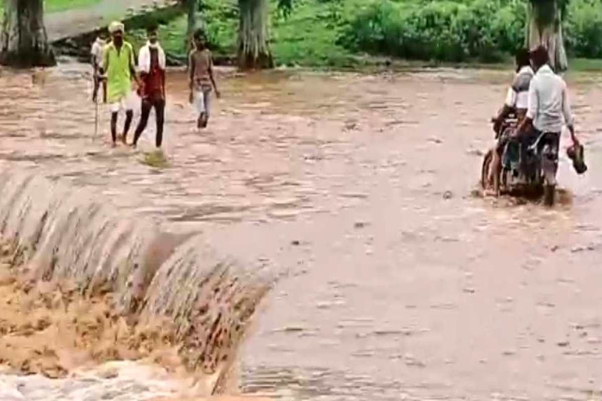 यहां जान जोखिम में डालकर उफनती नदी पार कर रहे लोग, हैरान कर देगा वीडियो ...