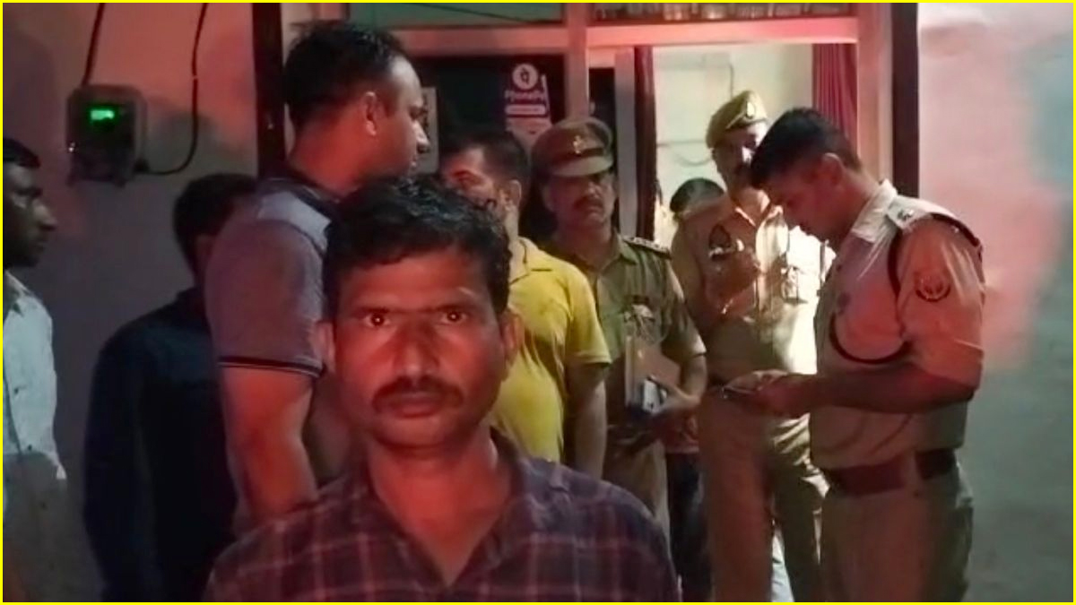 Bijnor Crime: बिजनौर जनसेवा केंद्र में तमंचे के बल पर लूट, पुलिस की 3 टीमें बदमाशों की तलाश में ...
