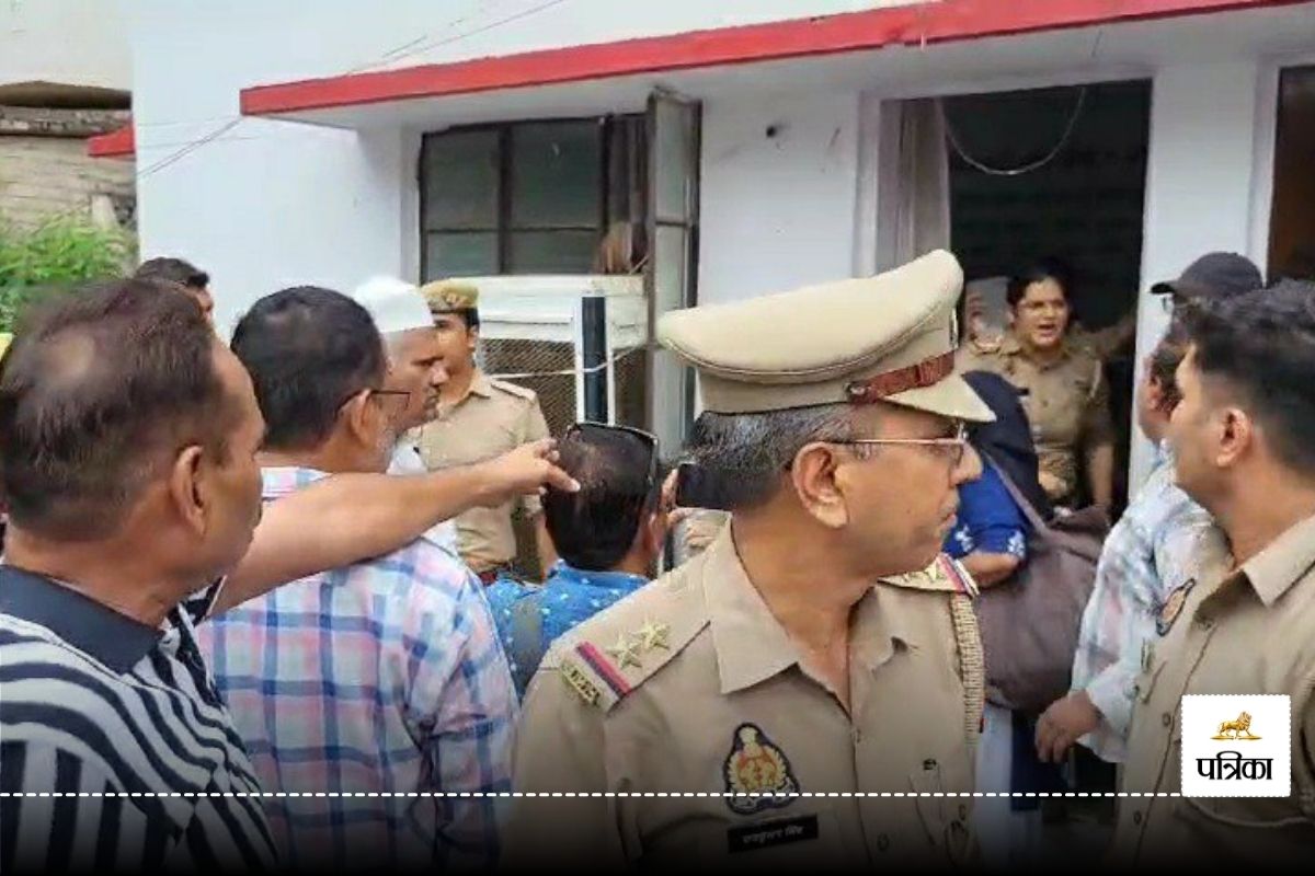 UP खून से लथपथ महिला जान बचाने को SSP कार्यालय में घुसी, पुलिस वालों ने ...