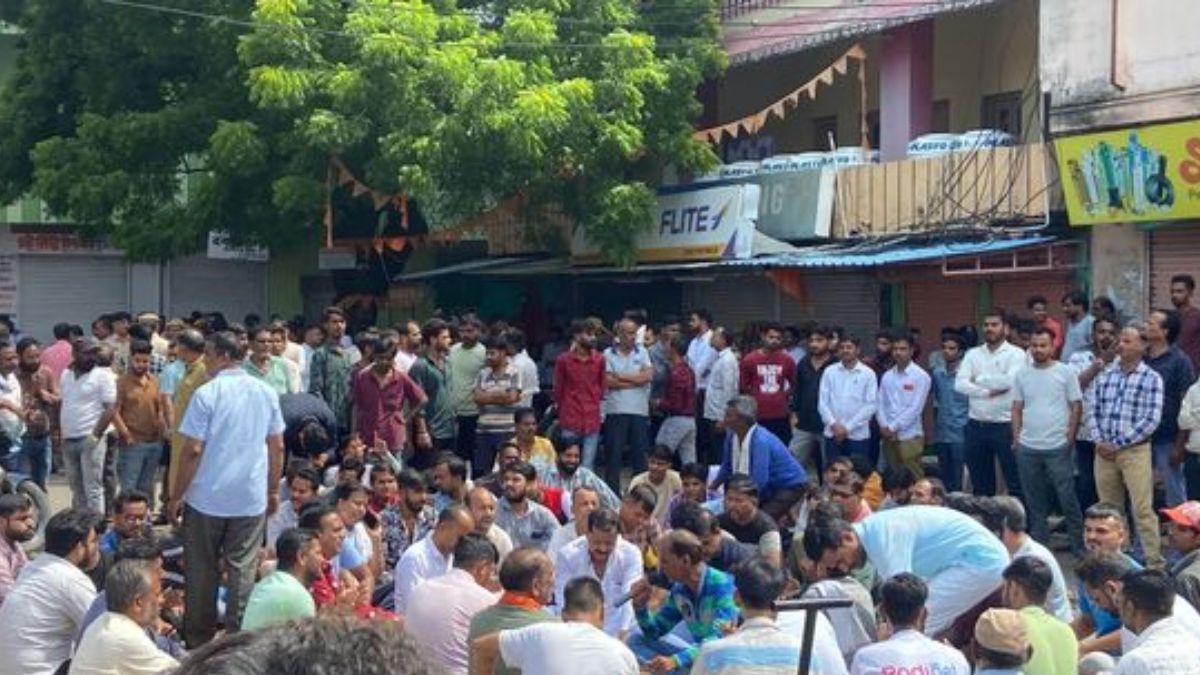 Kota News : शिवलिंग को खंडित कर जैन मंदिर के बाहर रख आया युवक, हुआ ...