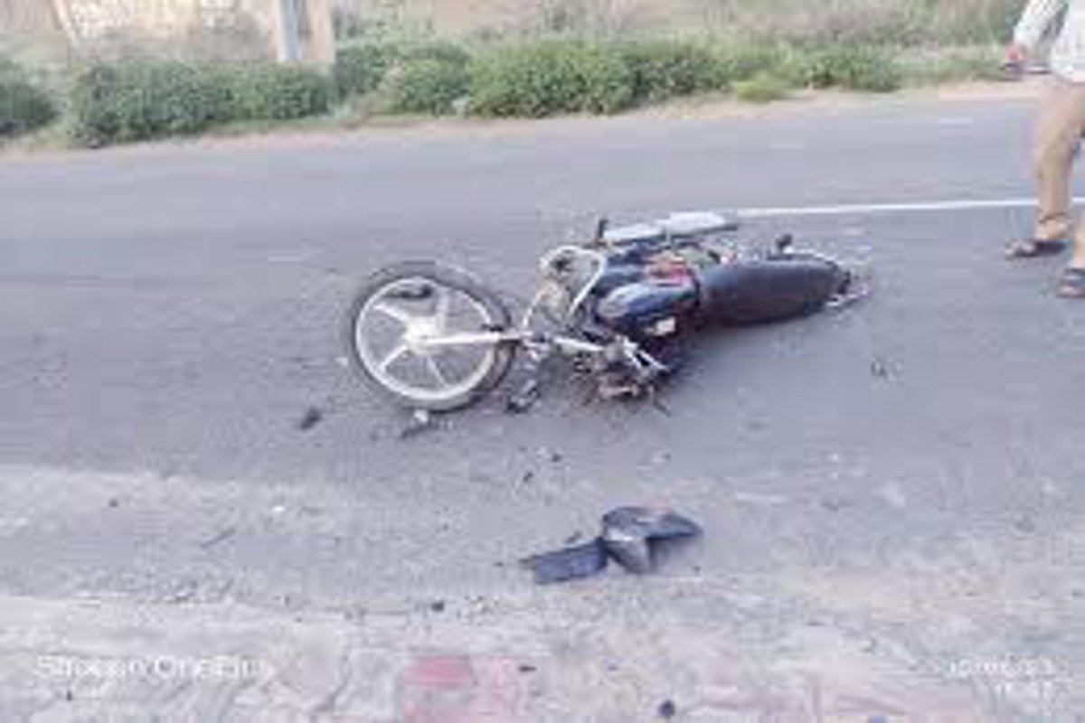 CG road accident: सडक़ हादसे में बाइक सवार 2 एसईसीएल कर्मियों की मौत, रेलवे स्टेशन के पास वाहन ...