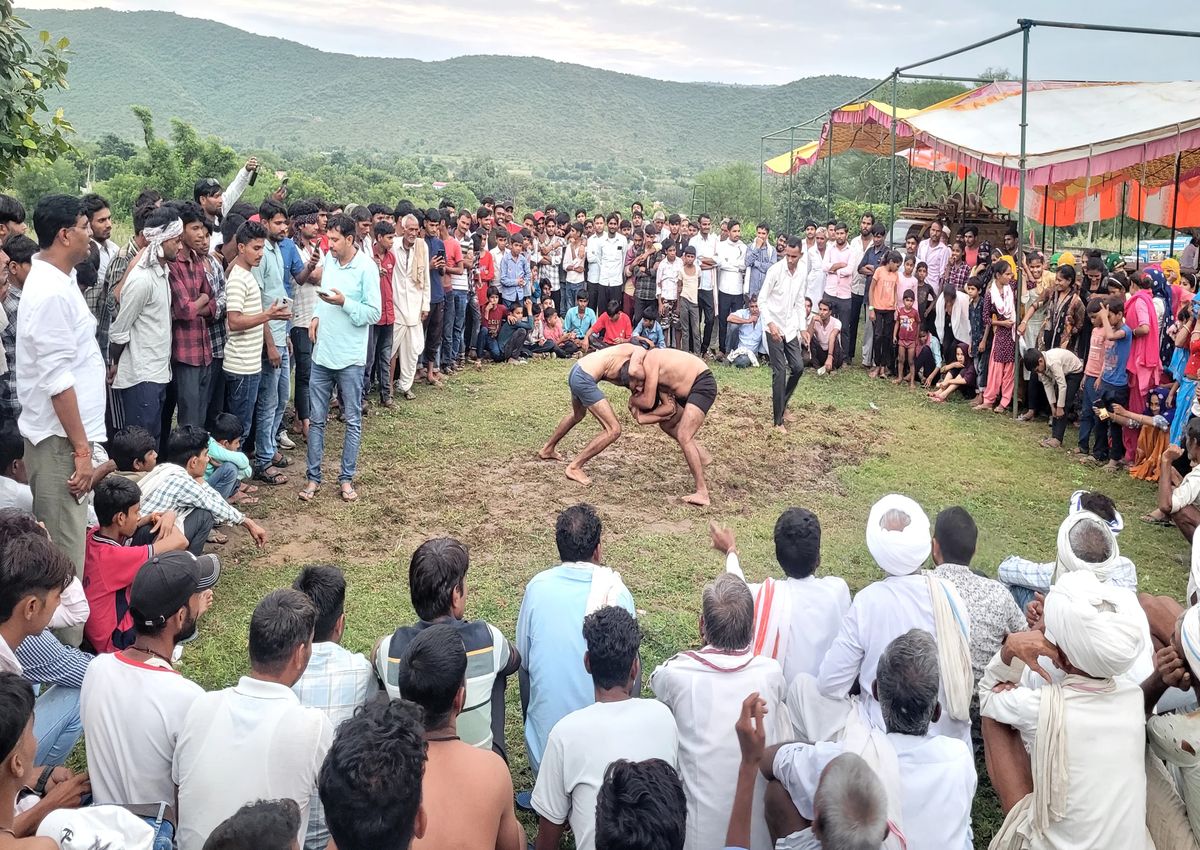 कुश्ती दंगल देखने उमड़ी भीड़…देखें वीडियो | Crowd Gathered To Watch ...