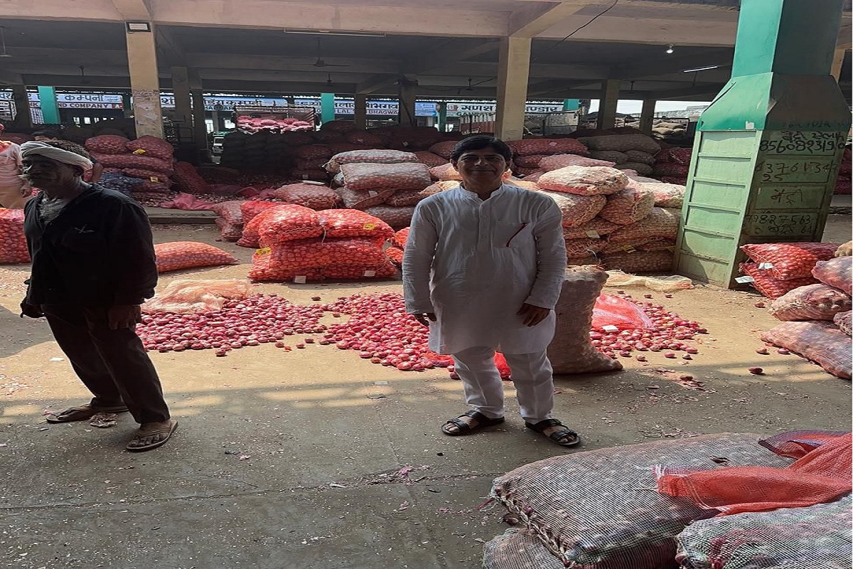 Muhana Mandi : प्याज हो रहा महंगा, दाम बढ़ने से थाली से गायब होने लगा ...