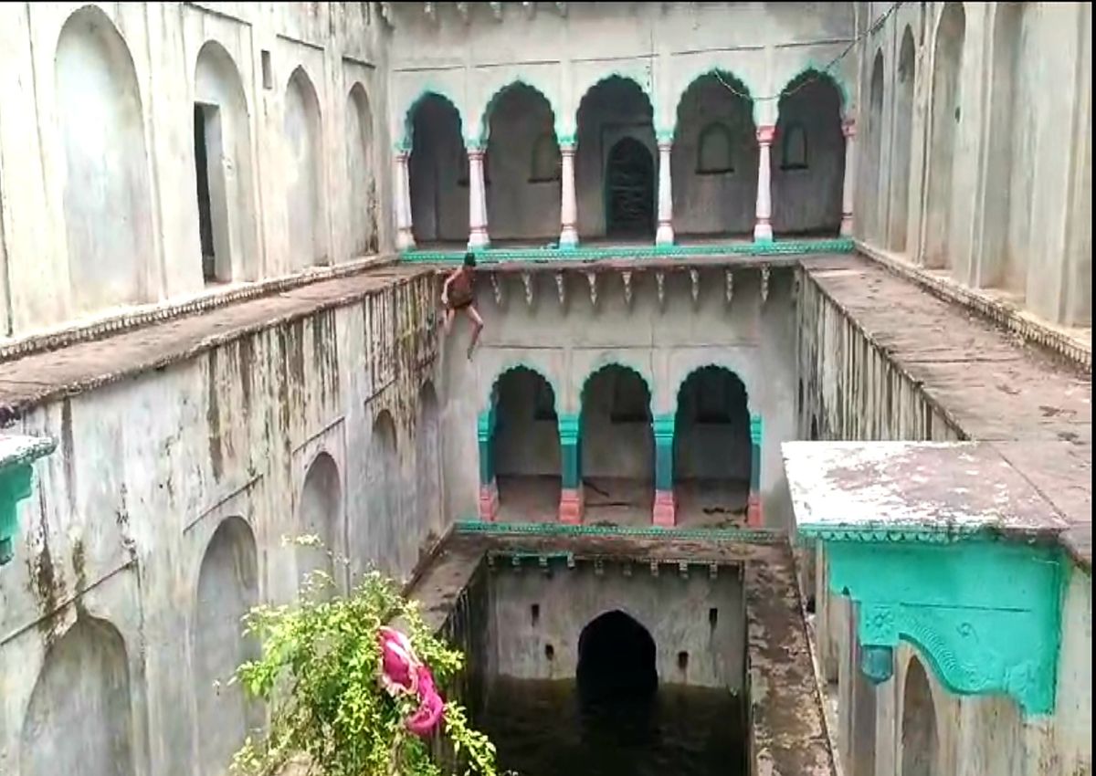 जान को जोखिम में डाल बावड़ी की चौथी मंजिल से छलांग लगा कर नहा रहे युवक ...