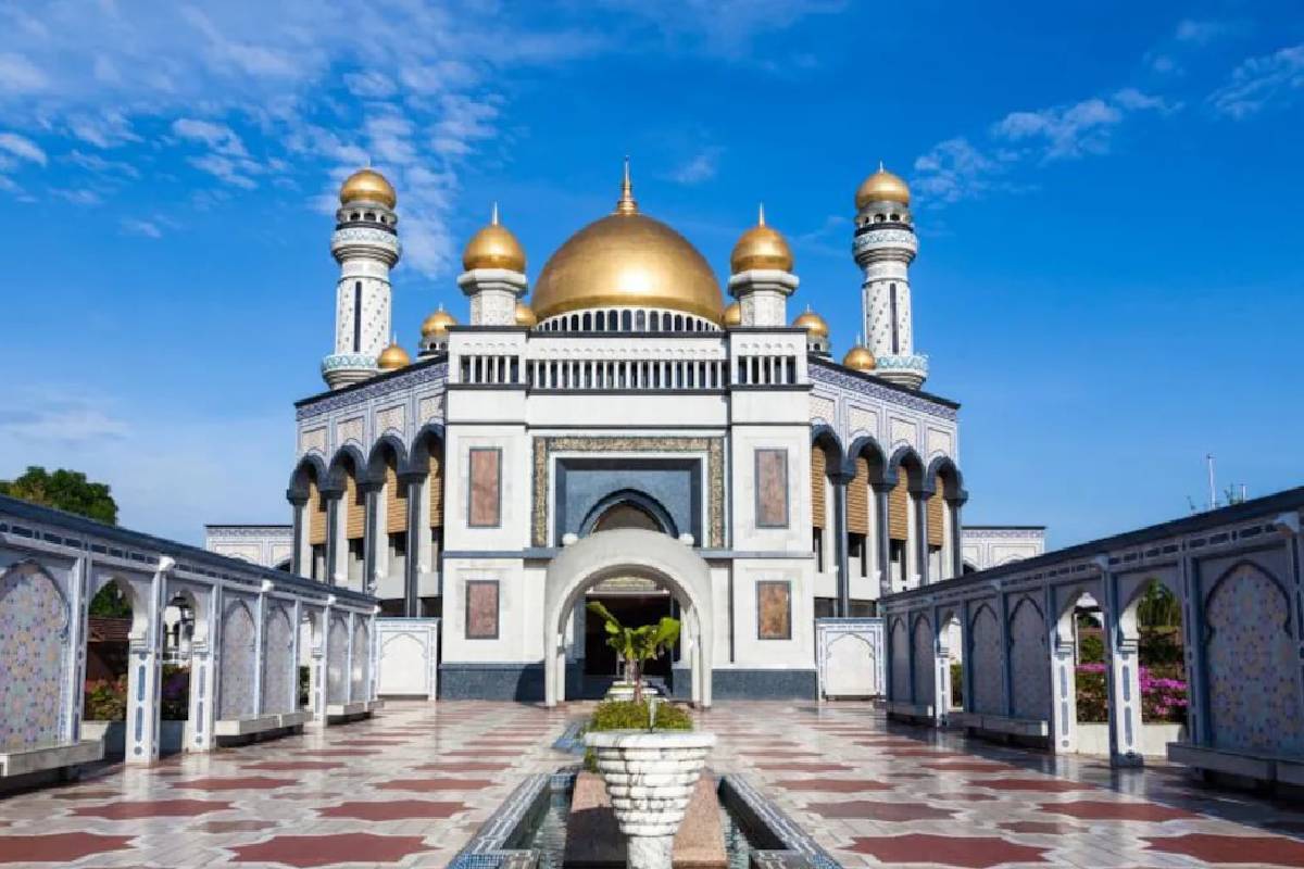 ब्रुनेई में दुनिया के इस सबसे बड़े महल में होगी पीएम नरेंद्र मोदी की ...