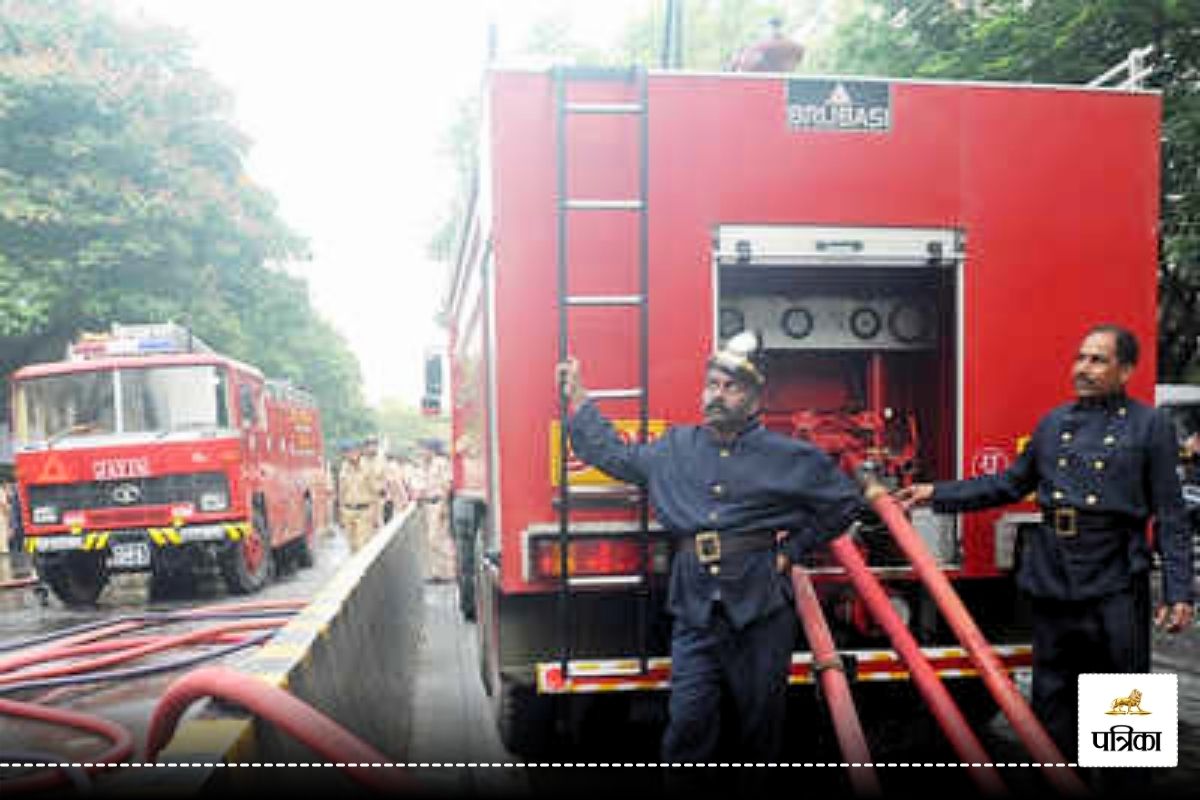 Mumbai Fire: चीरा बाजार में इमारत में लगी आग, जान बचाने के लिए दूसरी ...