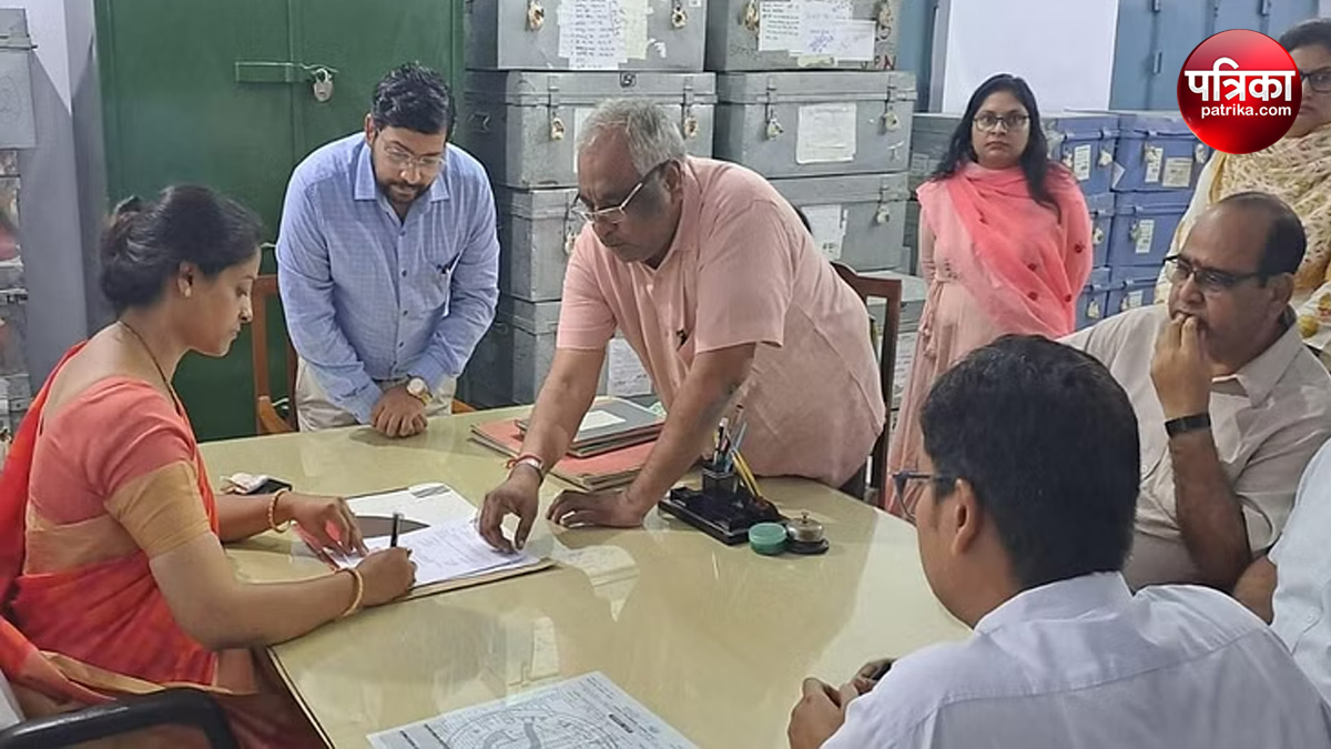 Amroha DM: नवागत डीएम निधि गुप्ता ने संभाला चार्ज, कहा- लोगों तक सरकारी ...