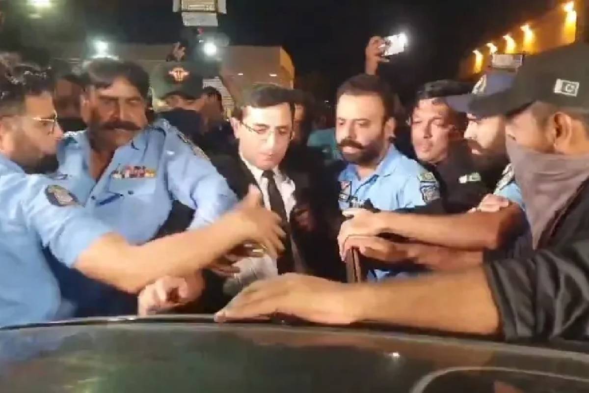 पाकिस्तान में विद्रोह, इमरान खान की पार्टी पीटीआई के शीर्ष नेता संसद के ... पाकिस्तान में विद्रोह, इमरान खान की पार्टी पीटीआई के शीर्ष नेता संसद के ...