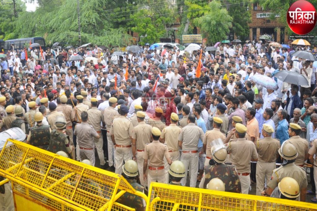 Watch Video : राजपूत समाज उतरा सड़क पर, सांसद और विधायक के खिलाफ जमकर ...