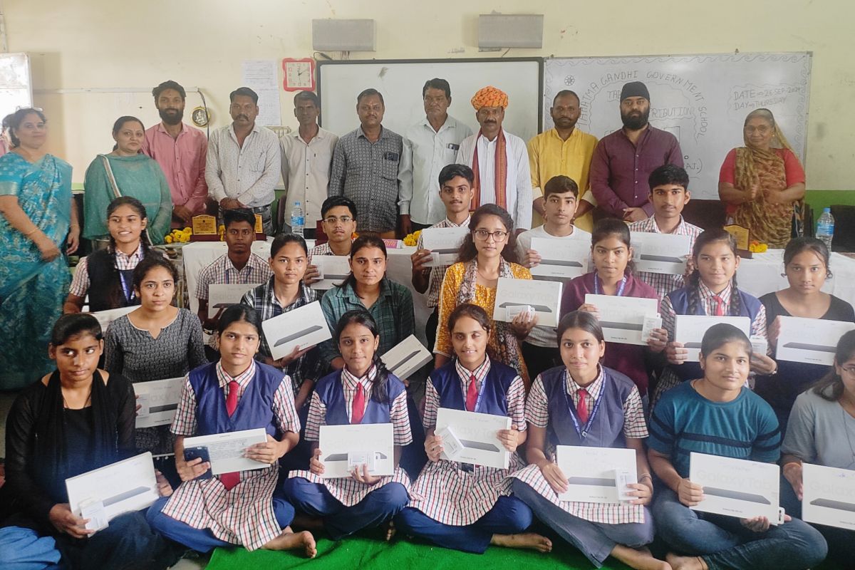 टैबलेट पाकर खिले बच्चो के चेहरे, 26 प्रतिभावान बच्चो को बांटे निशुल्क ...