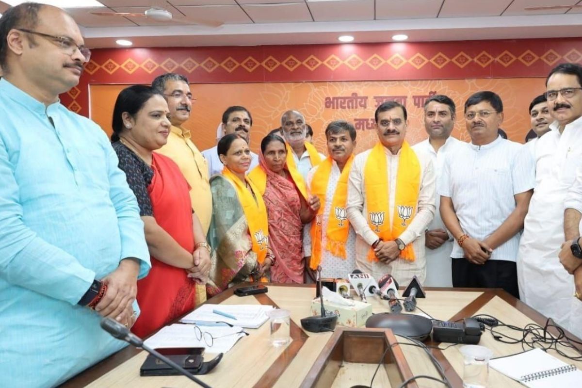 MP Politics: मध्यप्रदेश में कांग्रेस को बड़ा झटका! इन दो नेताओं ने थामा बीजेपी का दामन | MP ...