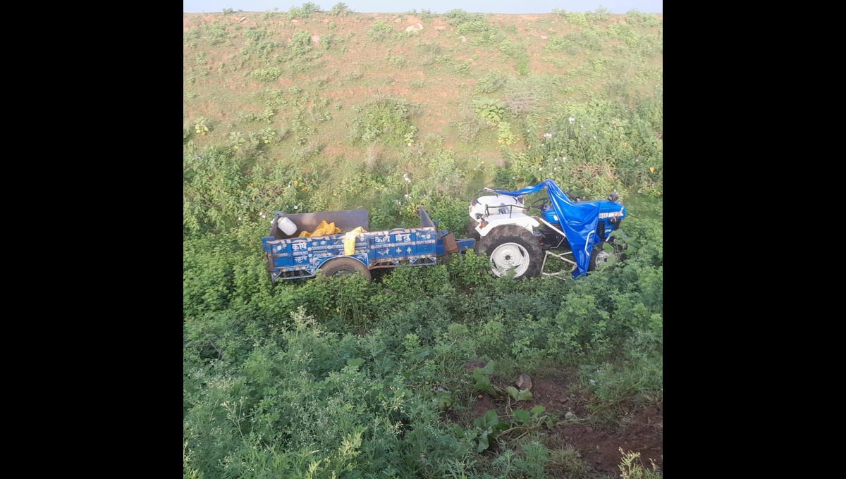 जटाशंकर दर्शन करने जा रहे श्रद्धालुओं से ओवर लोड ट्रैक्टर-ट्राली पलटी ...