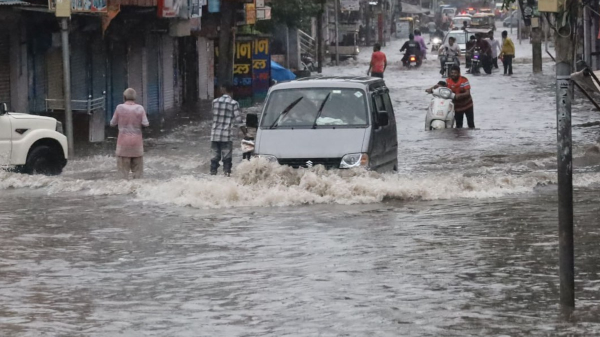 Heavy Rain Alert: राजस्थान में भारी बारिश की चेतावनी, इन जिलों में स्कूलों की छुट्टी | Rajasthan ...