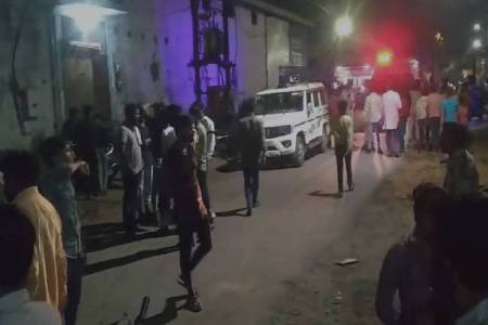 अभी अभी: रतलाम में बड़ा हादसा,गड्ढ़े में काम कर रहे मजदूरों पर धंसी मिट्टी, मचा हड़कंप | Patrika ...