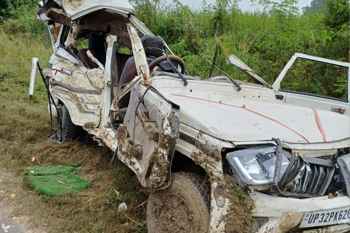 Gonda Road Accident: गोंडा में भीषण सड़क हादसा, डेंजर जोन में पेड़ से टकराई अनियंत्रित बोलेरो ...