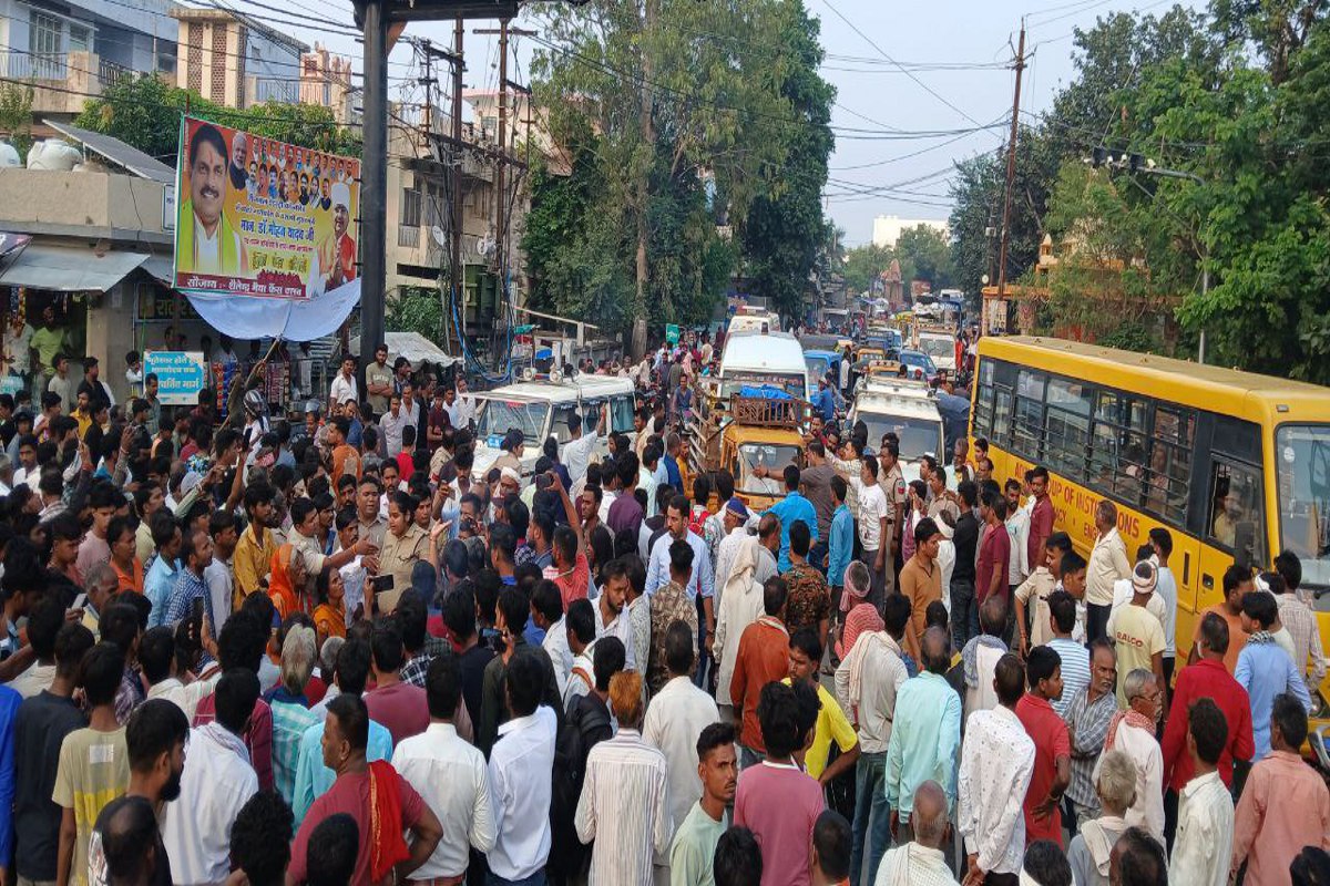 युवती की सुसाइड के बाद हंगामा, मोतीनगर चौराहे पर डेढ़ घंटे तक किया ...