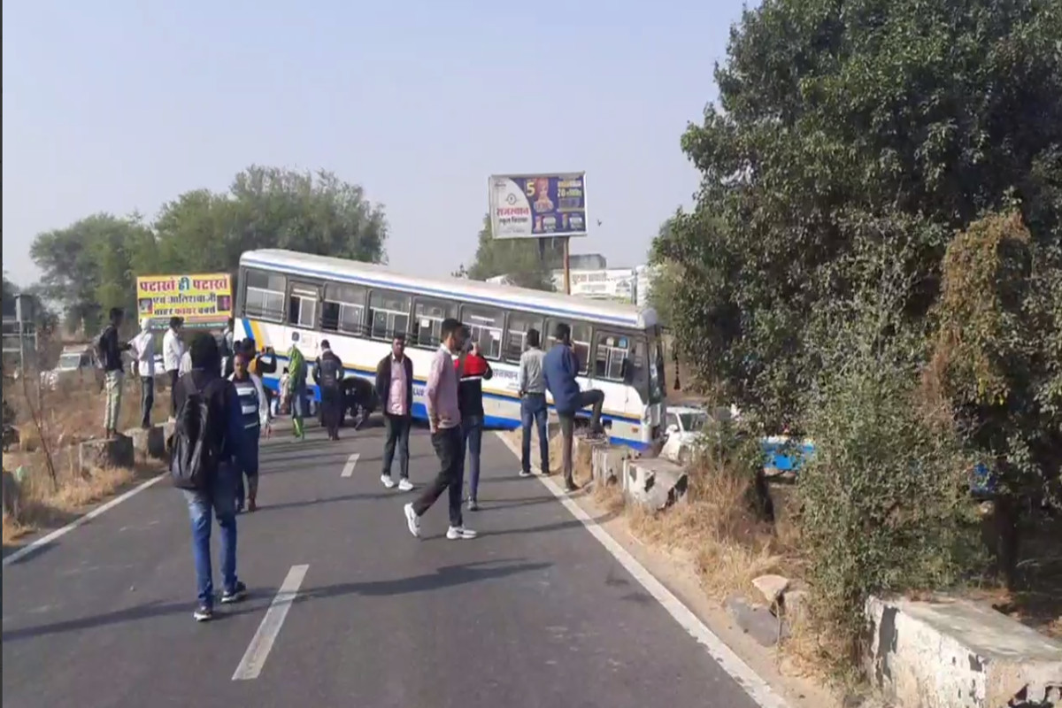 Jhunjhunu Accident: बच्चों को बचाने के चक्कर में पेड़ से टकराई बस ...