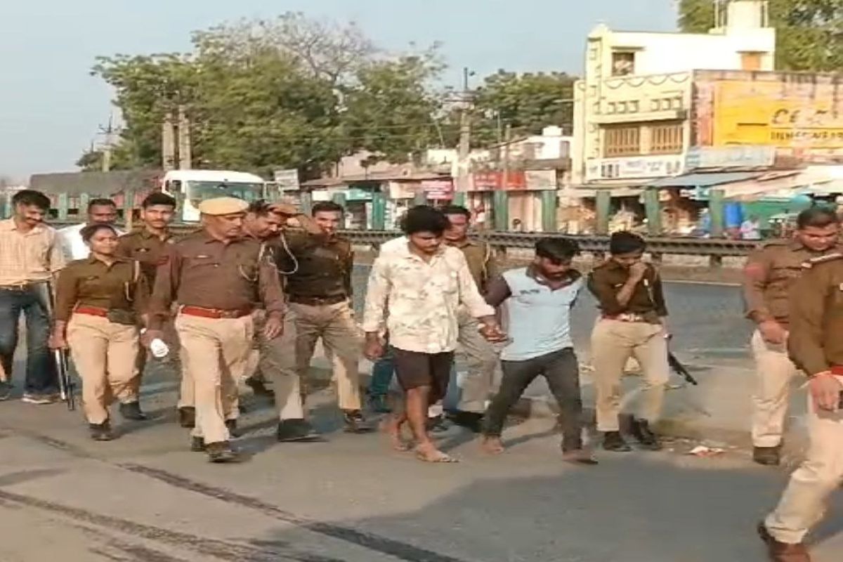 मारपीट का वीडियो वायरल, पुलिस ने लिया संज्ञान, आरोपियों का निकाला जुलूस ...