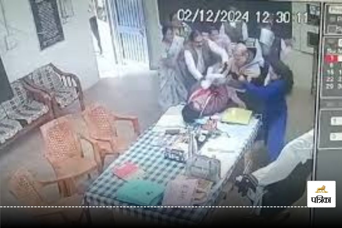 CG News: महिला BEO की पिटाई, हेड मास्टर ने ऑफिस में घुसकर की गला दबाने की कोशिश, देखें VIDEO ...