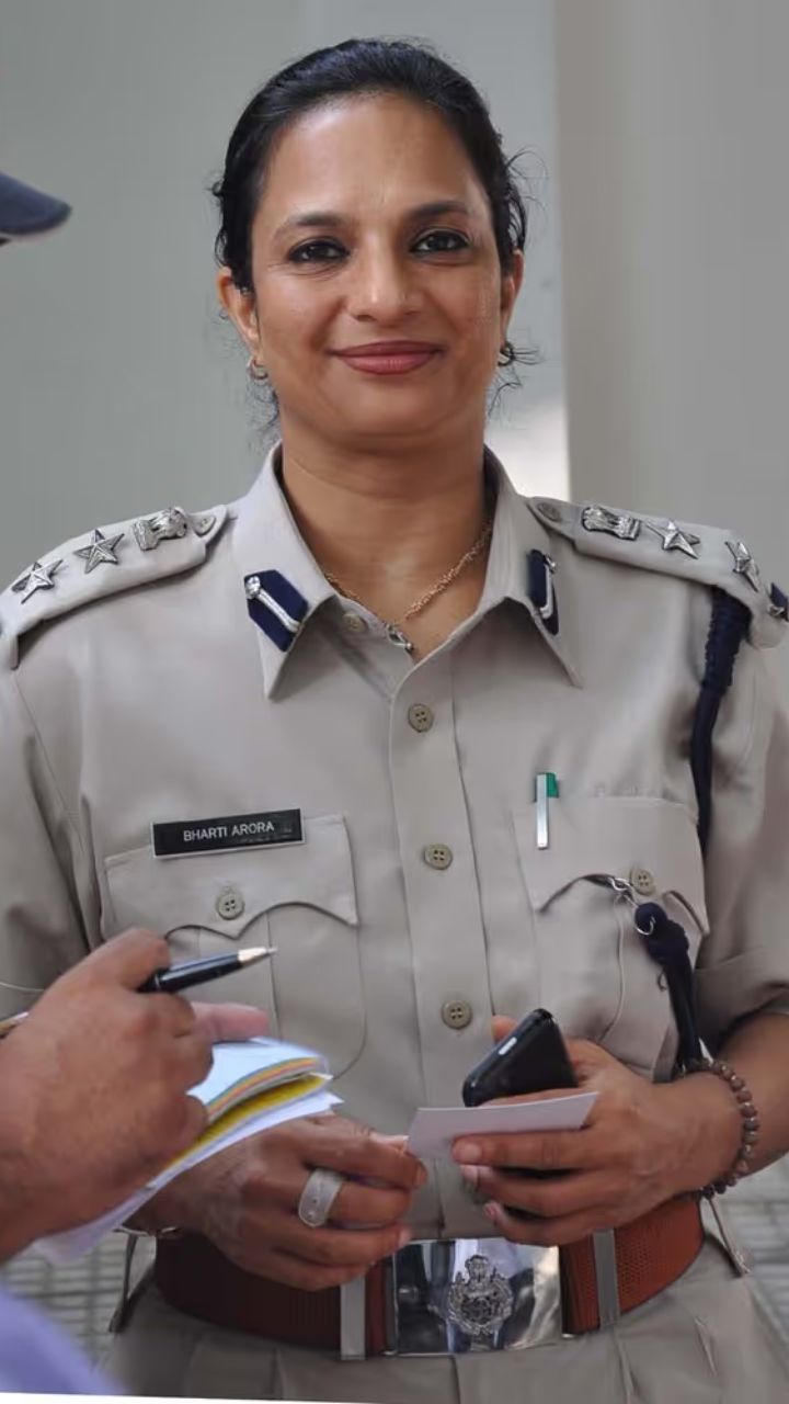 अफसर की नौकरी छोड़ ये महिला IPS हुईं कृष्ण भक्ति में लीन, कभी थरथर ...