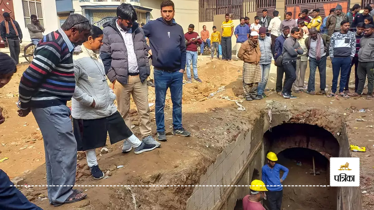 Sambhal Stepwell: संभल बावड़ी की खोदाई में नजर आया दूसरी मंजिल का गेट ...