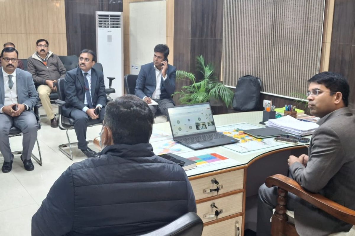 बरेली में ड्रोन ढूंढेगा अवैध निर्माण, बीडीए ऑफिस में कंप्यूटर के ...