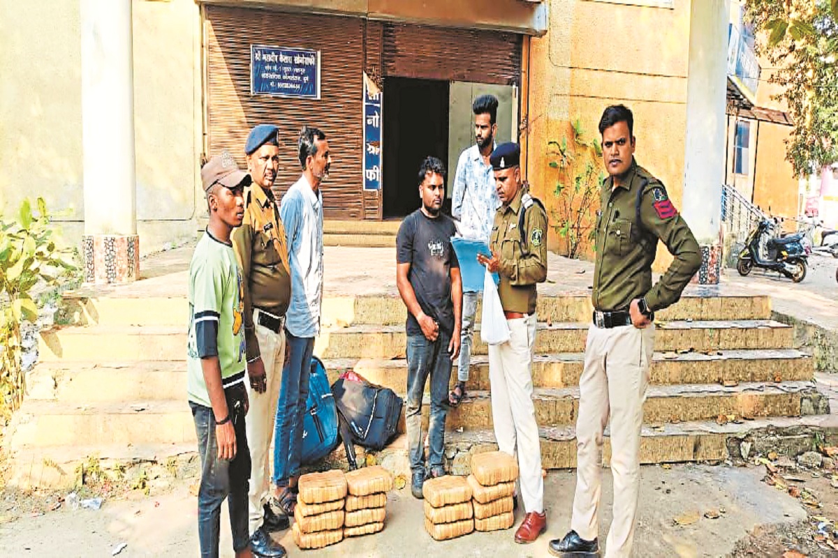 CG Crime: ट्रेन से करने वाले थे तस्करी, 5 लाख से अधिक का गांजा जब्त | Were to smuggle by train ...