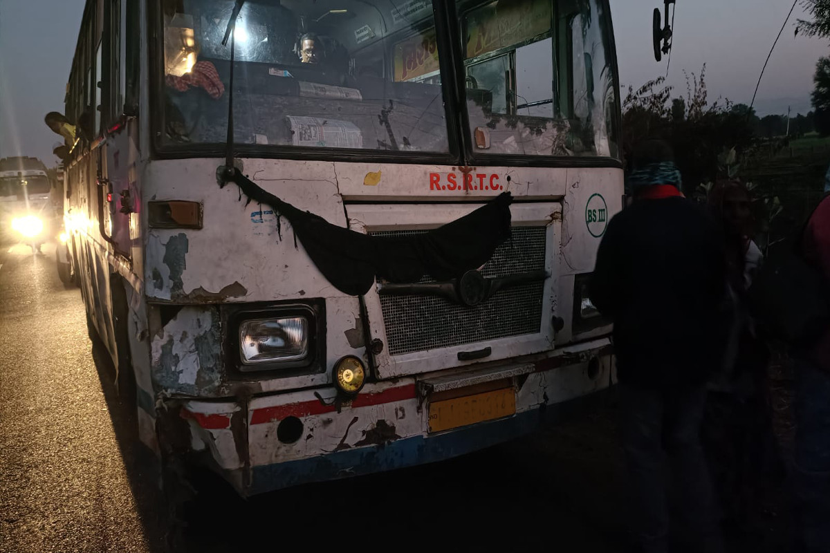 Pali Accident: रोडवेज बस की टक्कर से 2 युवकों के कटे पैर, अगले हिस्से ...