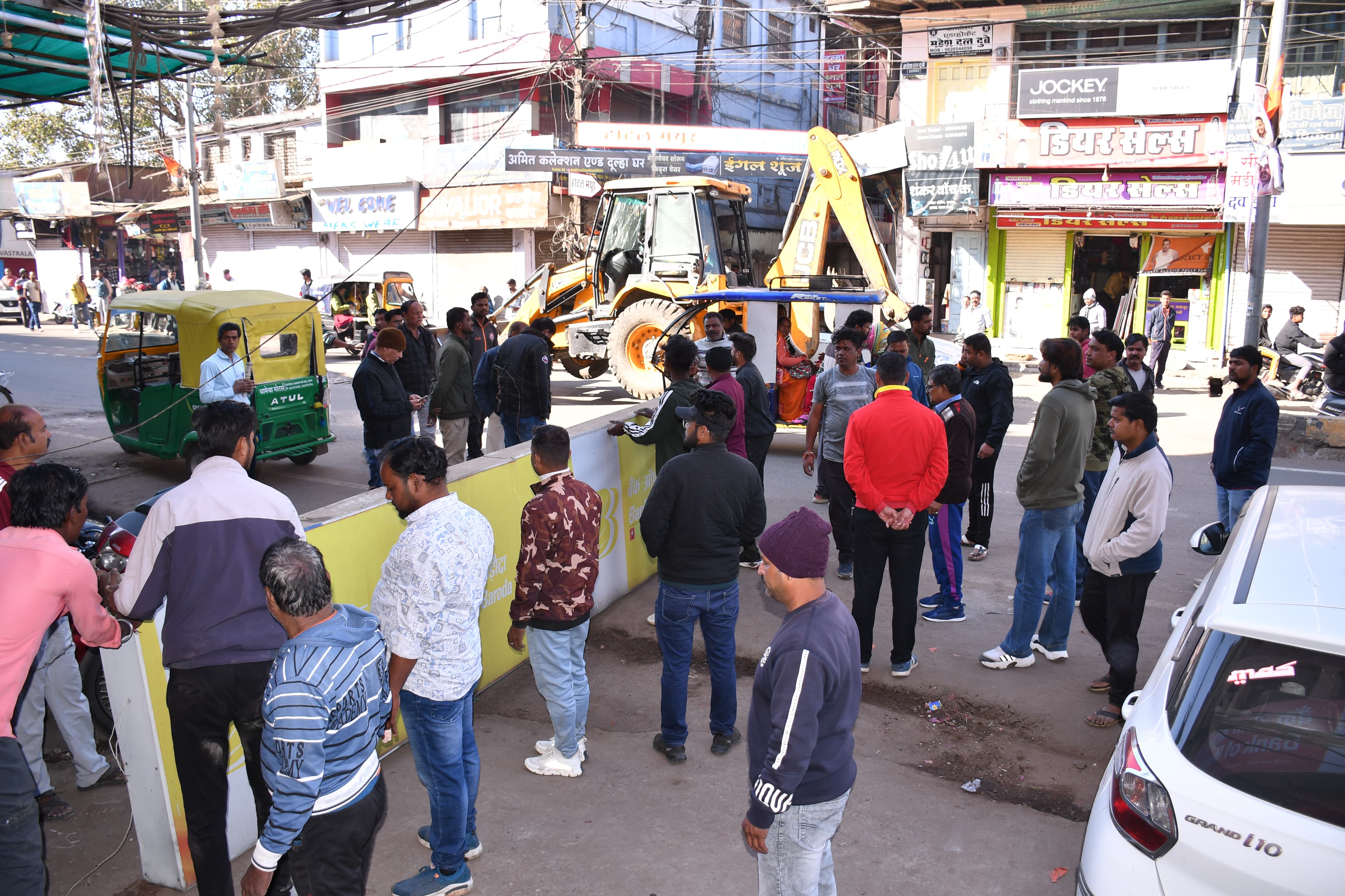 लगातार दूसरे दिन कटरा बाजार में अतिक्रमण पर कार्रवाई | Action Taken ...
