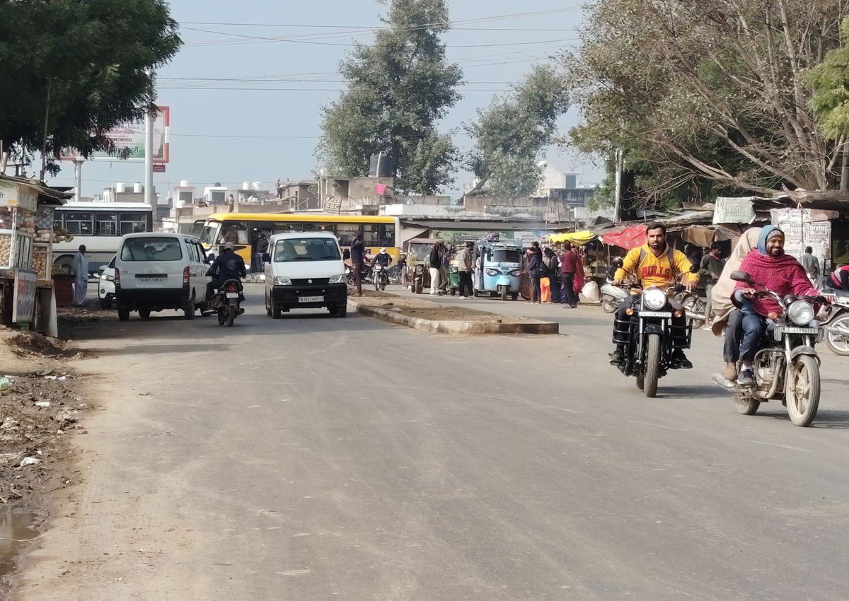 स्टेट हाईवे 44 मालाखेड़ा के लक्ष्मणगढ़ बाइपास पर अभी तक नहीं बनाया ...