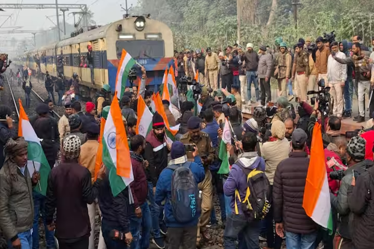 BPSC Protest: समर्थकों के साथ पप्पू यादव का प्रदर्शन, रेलवे ट्रैक पर ...