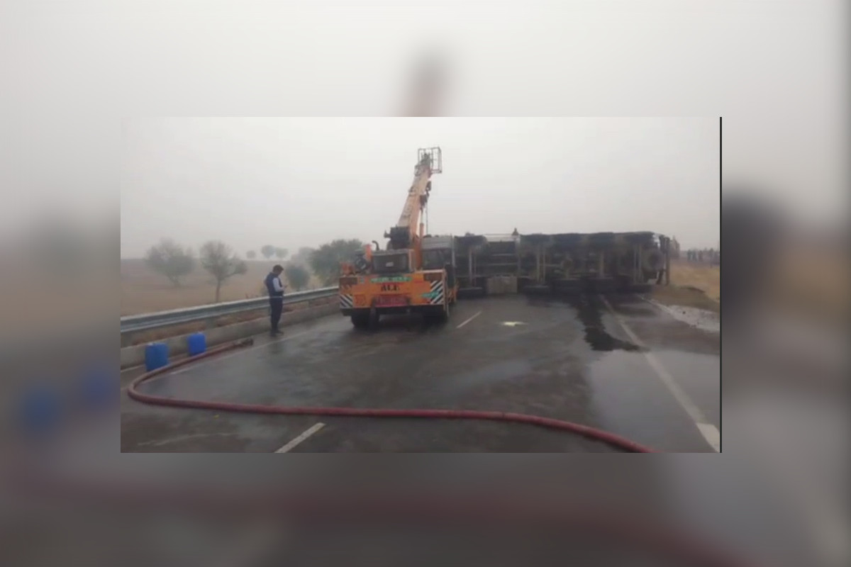 Churu Accident: चूरू के नेशनल हाइवे पर पलटा डीजल से भरा टैंकर, मची अफरा ...