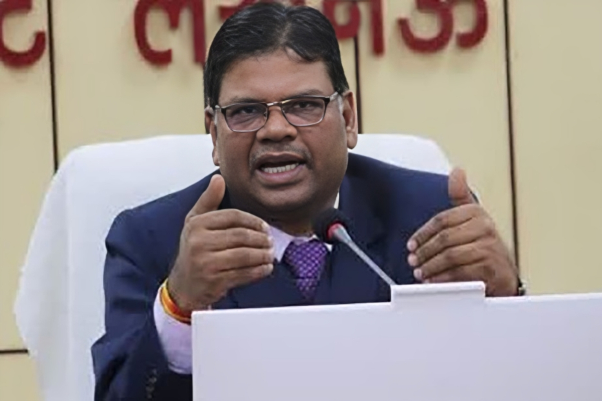 Lucknow DM Strict Instructions: लखनऊ में ‘नो हेलमेट, नो फ्यूल’ लागू ...