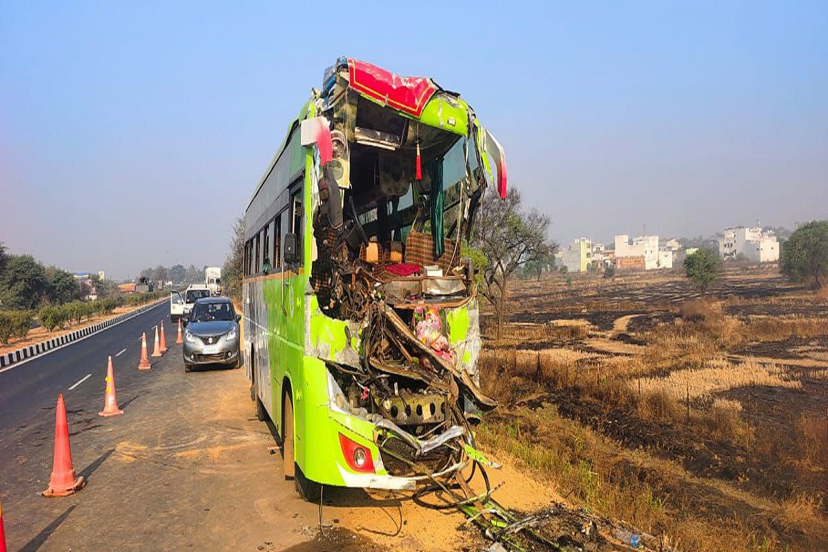 CG Accident: दुर्ग से पुरी जा रही बस ट्रक से टकराई, 6 माह के मासूम की मौत, 43 लोग घायल | Bus ...
