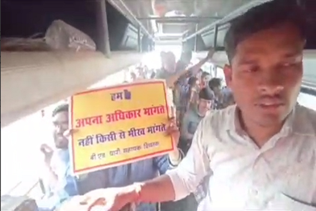 हम कोई आतंकवादी नहीं है, पढ़ रहे थे हनुमान चालीसा और.. सहायक शिक्षकों का मार्मिक Video Viral ...