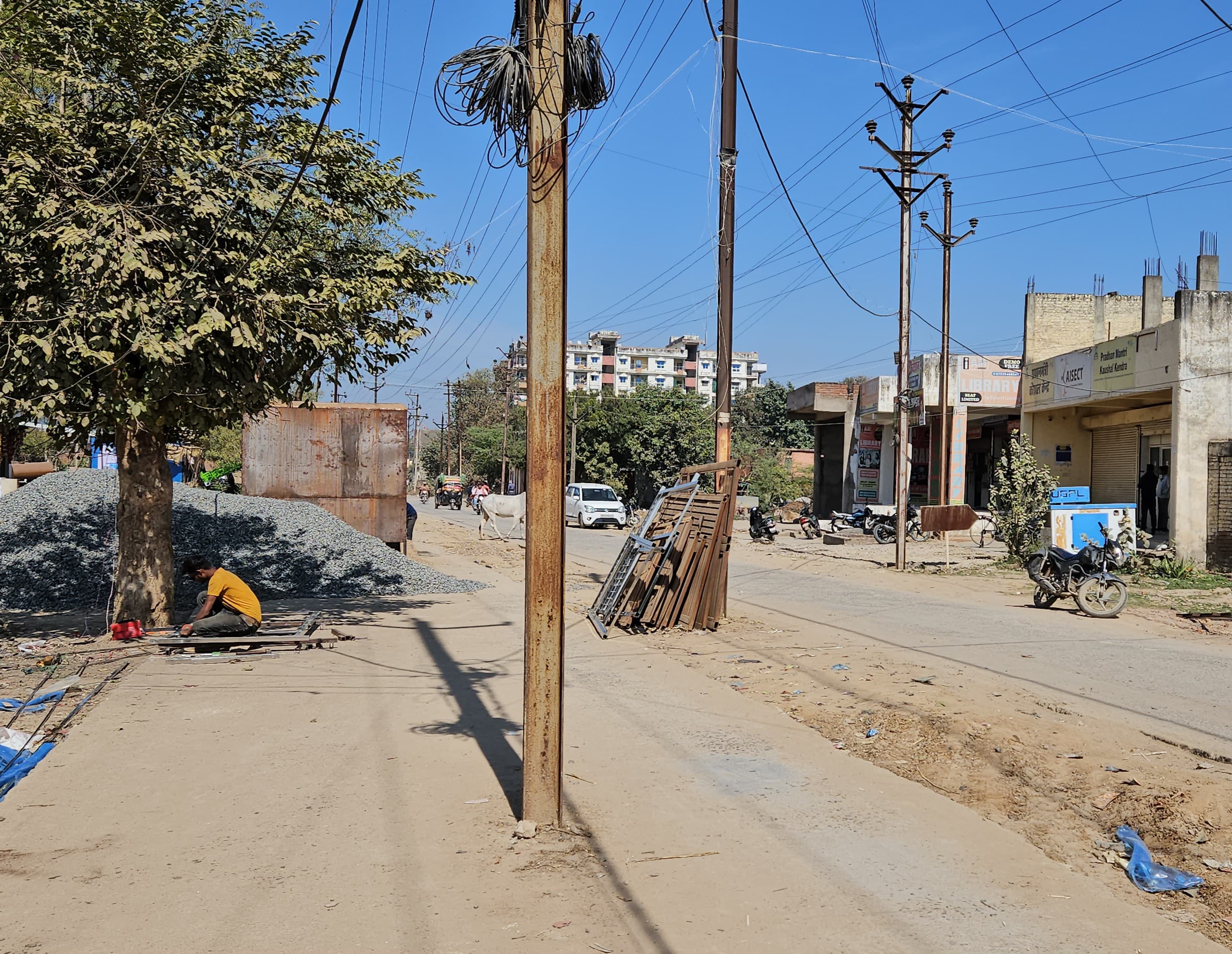 78.34 लाख की राशि का टेंडर हुआ, महीनों बाद भी न बिजली के खंभे शिफ्ट हुए ...
