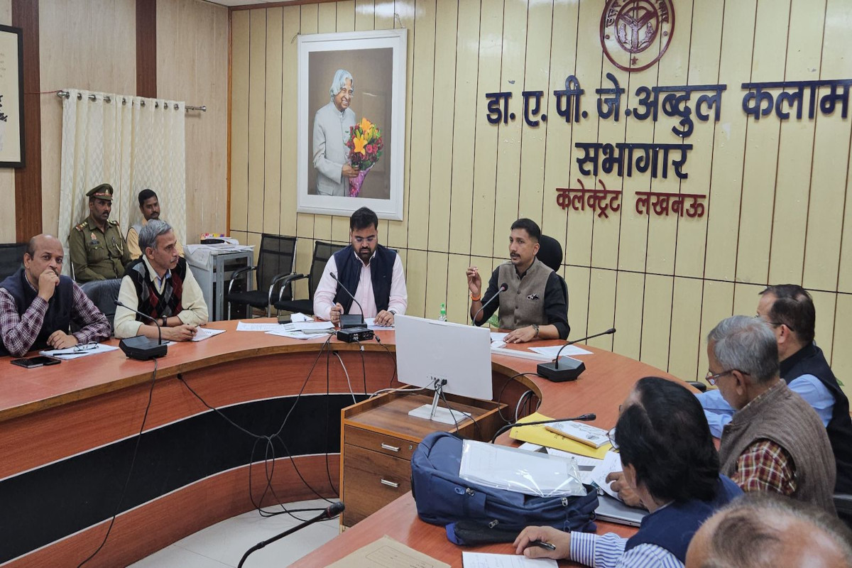 DM Lucknow: लखनऊ DM ने विकास योजनाओं की समीक्षा बैठक में दिए कड़े ...
