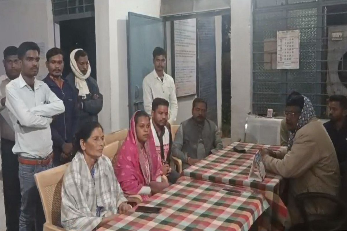 Political news: कांग्रेस समर्थित महिला डीडीसी प्रत्याशी को मंदिर में ...