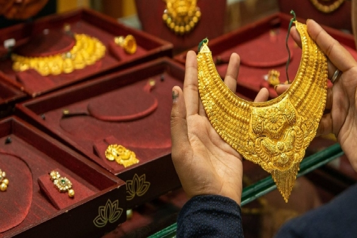 Gold Rate : जानें एमपी में 22 और 24 कैरट सोने के भाव, चांदी 97 हजार के ...
