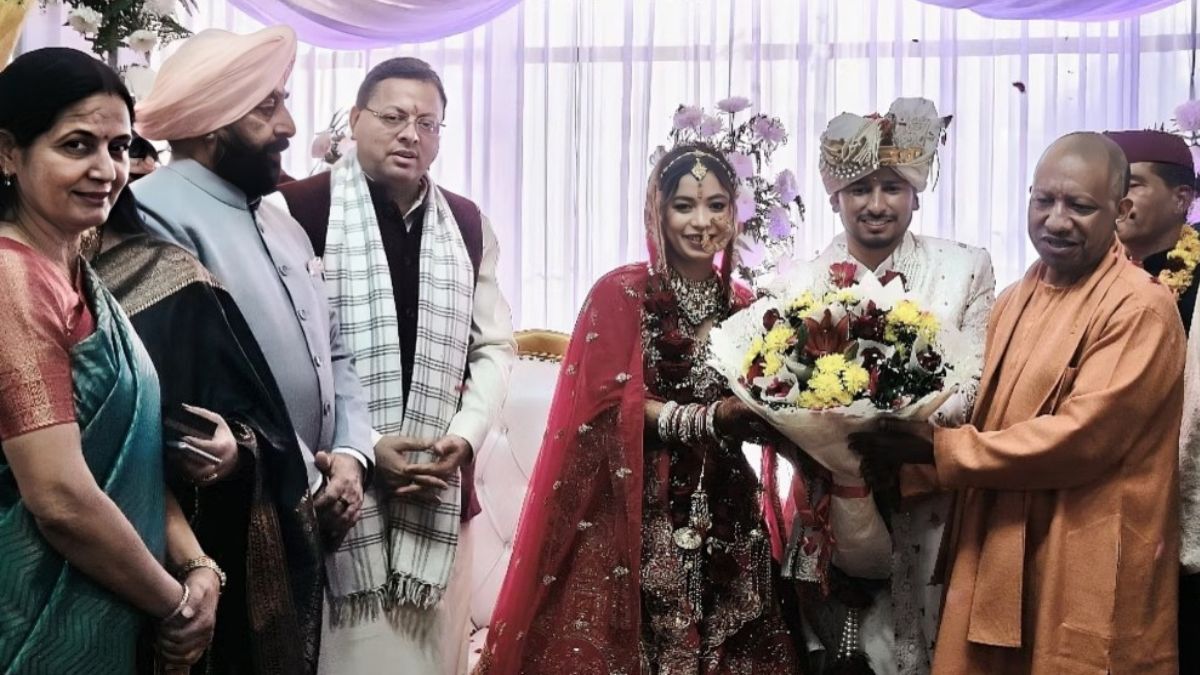 सीएम योगी आदित्यनाथ की भतीजी की शादी में पहुंचीं कई हस्तियां, वर-वधू को ...