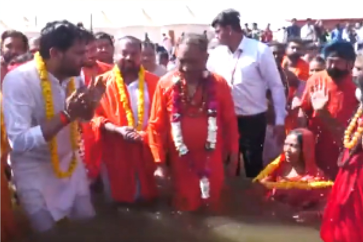 Mahakumbh 2025: महाकुंभ में CM साय ने पत्नी के साथ त्रिवेणी संगम में लगाई डुबकी, देखें Video ...