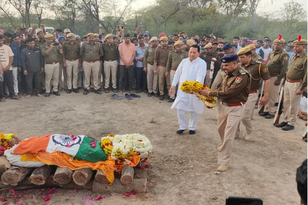 Road Accident: भाई के शव से लिपटकर बिलख पड़ीं 5 बहनें, मां-पत्नी बार ...