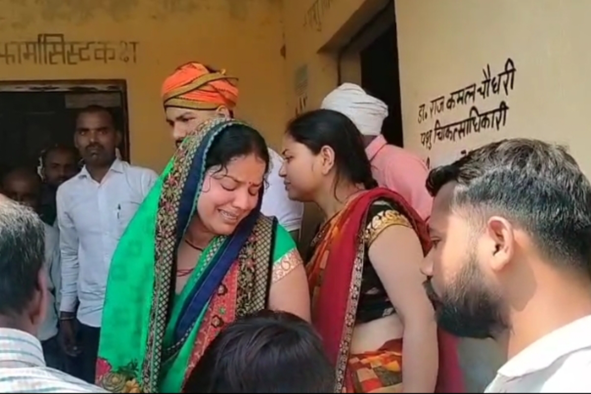 Gonda News: अस्पताल में संविदा कर्मी का फंदे से लटकता मिला शव, परिजनों ने जताई हत्या की आशंका ...